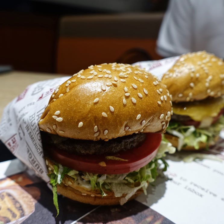 중국 상하이(上海)에서 맛보는 미국 1위 햄버거 맛집, 홍췐루 한인타운 근처 아이친하이 대형 쇼핑몰에 위치한 해빗버거(habit ...