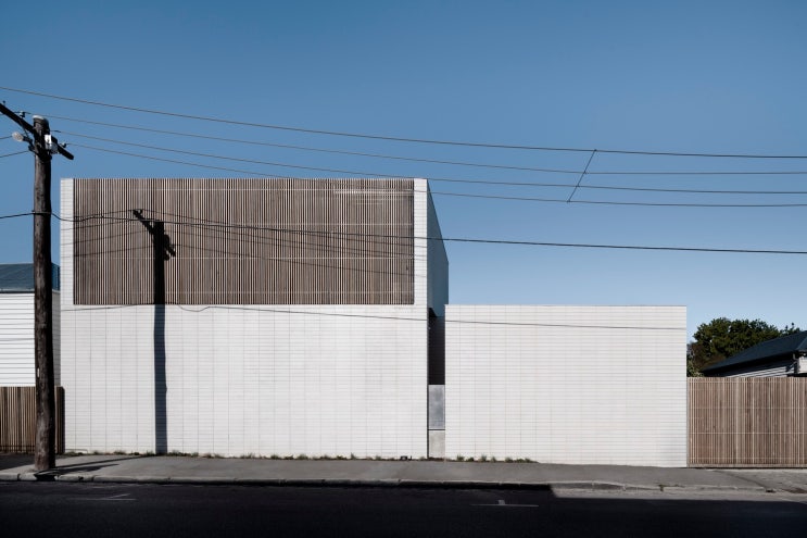 목재루버로 사적인 공간을 잘 살려낸 모던하우스-Edsall Street House / RITZ&GHOUGASSIAN : 네이버 블로그