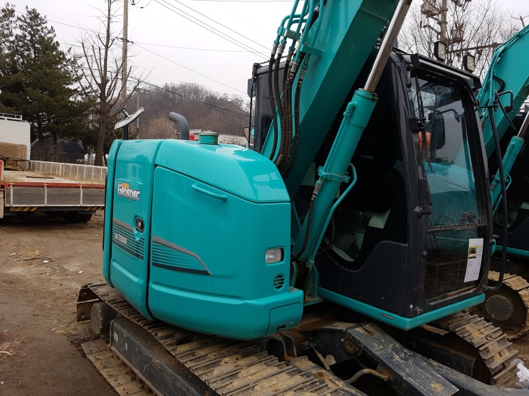 코벨코 굴삭기(SK75SR-3) 다우씨엘 컴프레서 장착사진 : 네이버 블로그