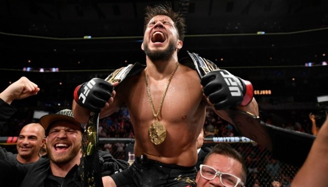 [UFC] UFC 238, 헨리 세후도가 말론 모라에스를 3R TKO로 잡고 새로운 UFC 밴텀급 챔피언에 오르면 두체급 동시 ...