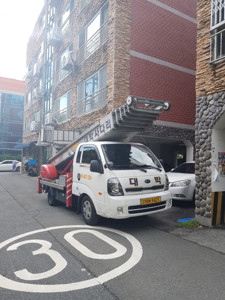 부산대박사다리차 사상구사다리차 괘법동 삼락동 덕포동 모라동 주례동 감전동 학장동 엄궁동사다리차괘법동빌라5층싱크대붙박이장올림