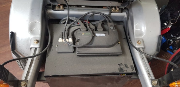 GK11 거봉 전동휠체어 밧데리교체/휠체어 배터리교체 : 네이버 블로그