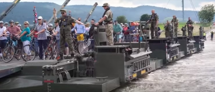 독일 자전거 축제에 온 영국 수륙양용 부교 차량 VIDEO: M3 Amphibious Rig driving into River ...