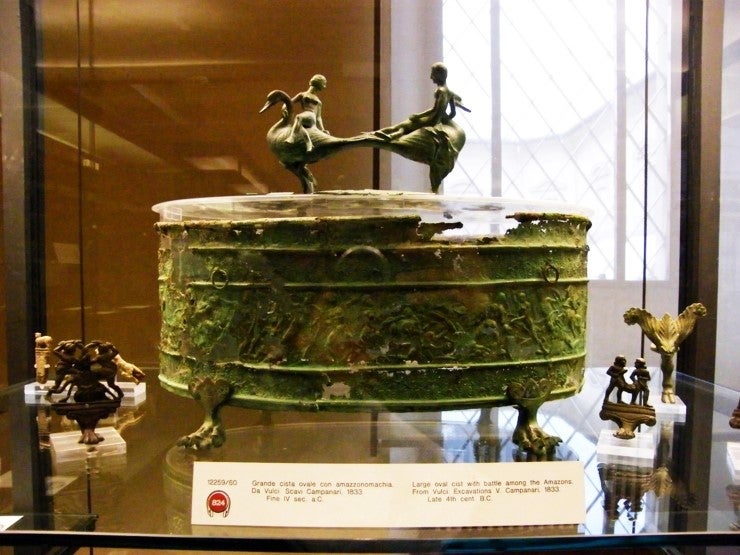 아마조노마키가 묘사되어 있는 키스타(Cista with Amazonomachy), Salla 3, E 진열장, Gregorian ...