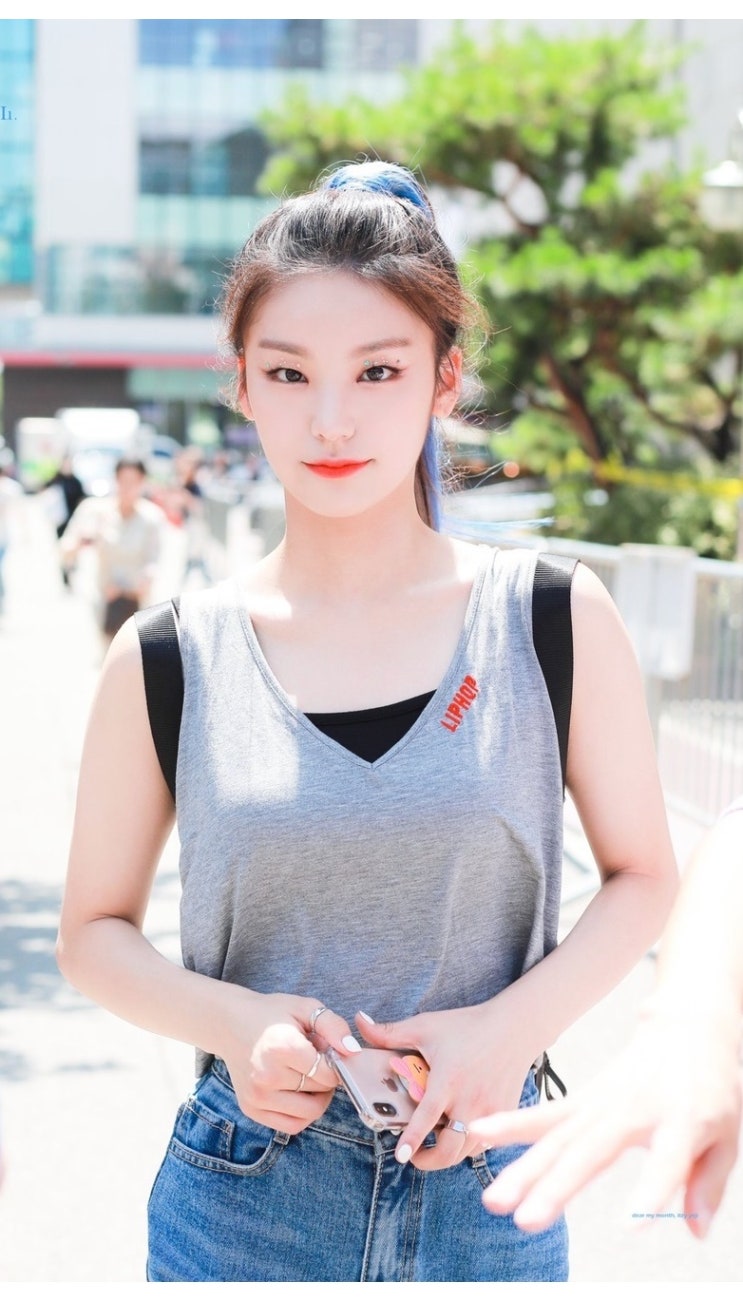 itzy 예지 뮤직뱅크 출근길 코디템 MLB 신발 운동화추천해요 : 네이버 블로그