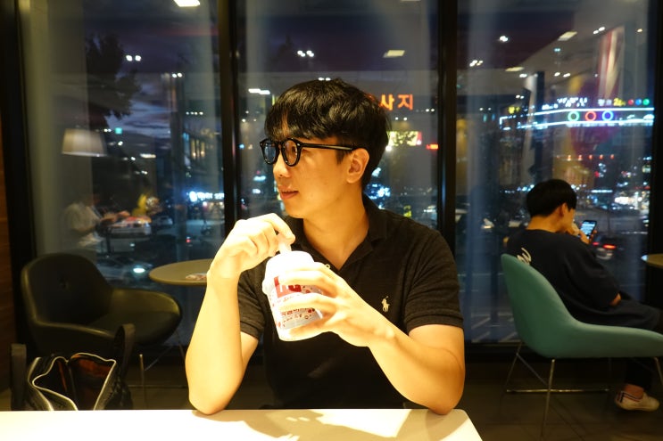 남자 뿔테안경 요즘 유행하는 퍼블릭비컨 뮤지엄 어때 네이버 블로그
