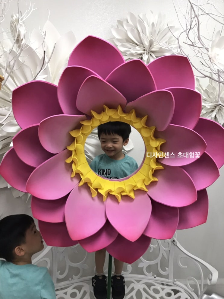 디자인센스 초대형연꽃 포토존 주문제작 수공예 자이언트플라워 에바폼꽃 서민갑부꽃 조명숙플라워 연꽃축제 가을축제 꽃축제 국화축제 ...