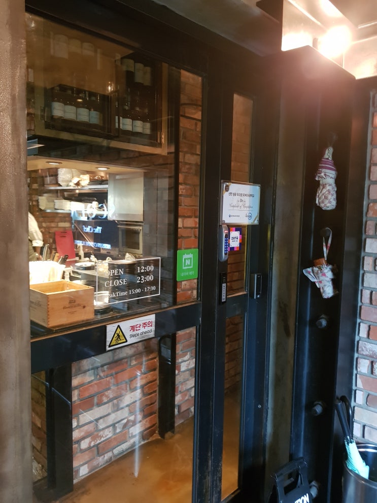 태양 자동문 강남구 청담동 레스토랑 자동문 수리 현장 자동문열림스위치고장자동문열림스위치교체자동문열림버튼고장자동문푸쉬버튼