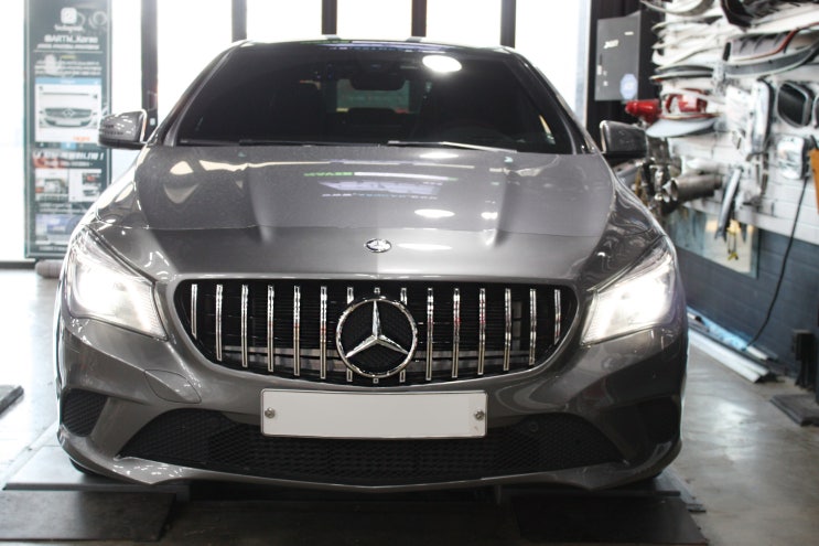 벤츠 Cla클래스 C117 Gt세로그릴 기존 깔끔하고 화려한 느낌의 다이아몬드그릴과 Gt세로그릴의 스포티함과 남성적인 느낌