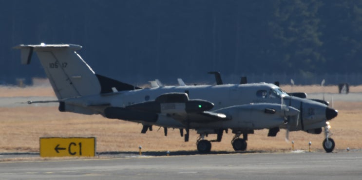 미육군 정찰기 RC-12N Guardrail, 주일미공군 기지 요코타(横田)에서 식별돼 : 네이버 블로그