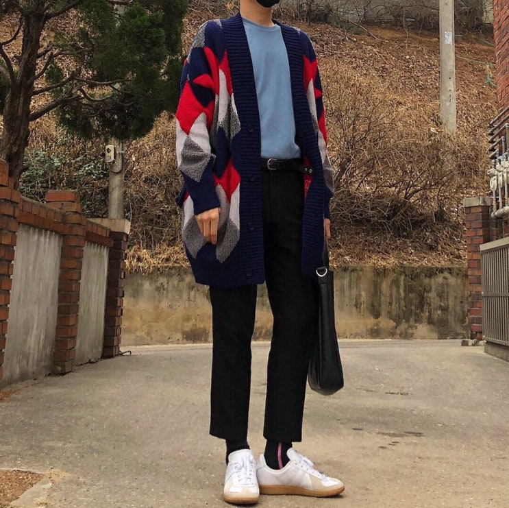 데일리룩140 남자 오버핏 가디건 코디하늘색 티셔츠슬림핏 슬랙스아디다스 독일군 스니커즈 코디 네이버 블로그