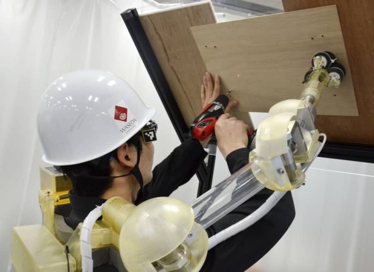 제3의팔 VDIEO: A wearable arm-shaped robot helps hold a board in place ...