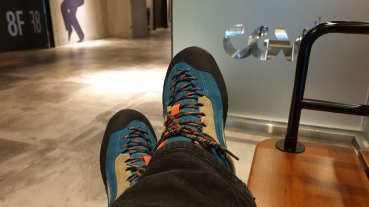 일상생활에서도 돋보이는 부토라(Butora) '윙 블루(Wing Blue)'... 난 릿지화 신고 회사로 간다. : 네이버 블로그