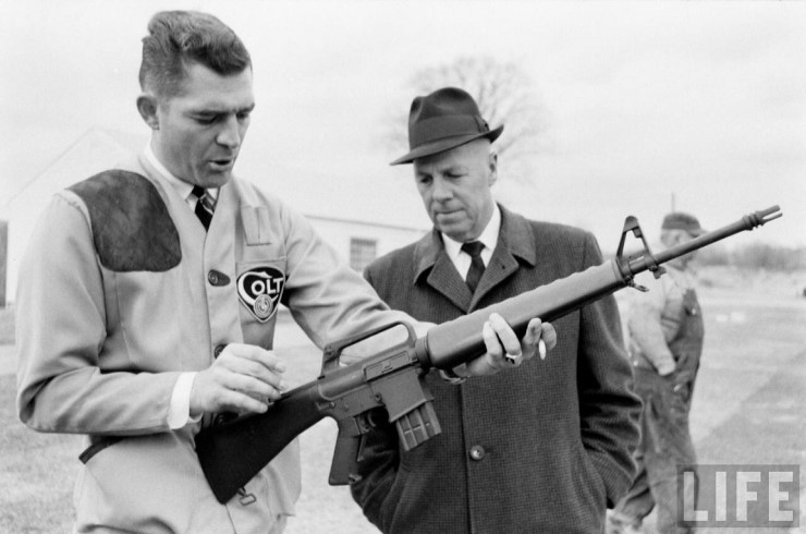 콜트 AR-15 돌격 소총과 미스 아메리카 1962 마리아 플레쳐- Miss America 1962 Maria Fletcher ...