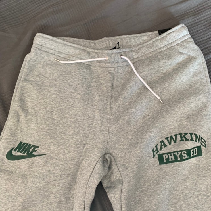 [나이키] 나이키 X 기묘한이야기 팬츠(Nike X Stranger Things Hawkins Phys Ed Fleece ...