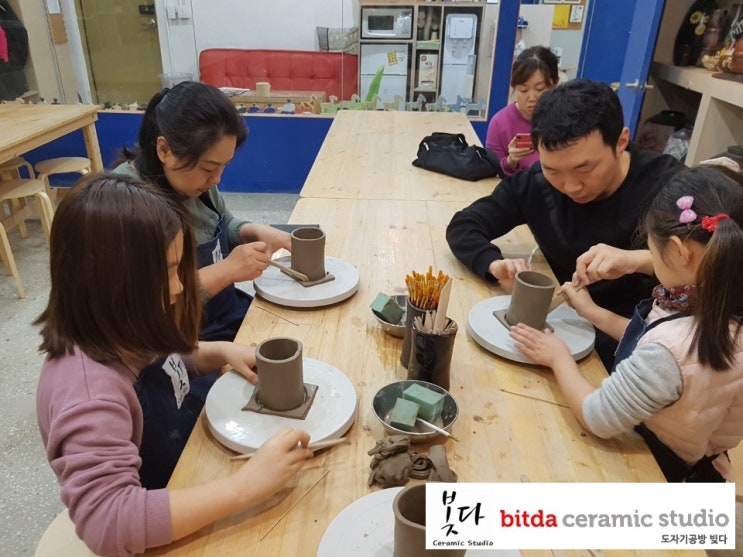 가족 나들이는 성북구 도자기 공방에서 즐겨요~도예 체험컵 만들기연필꽂이핸드페인팅 체험도자기 일일 체험가족 체험물레