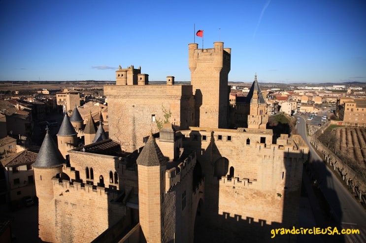 올리테성olite Castle스페인 나바라왕국의 아름다운 소도시 올리테 그 중심 올리케 파라도르 바로옆에 위치한 카를로스3