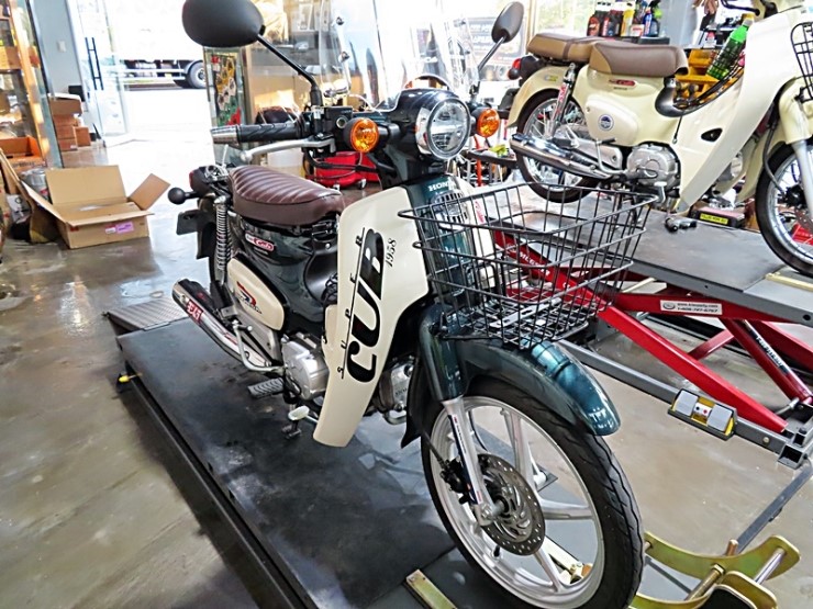 스쿠터센터 혼다 Pcx125 루프로맥스 엔진오일교체슈퍼커브110 스포크휠장착슈퍼커브110 Usb시거잭장착비상등스위치장착