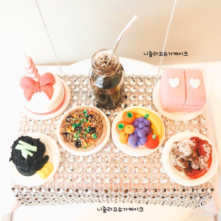 친구의 생일을 축하하는 파티상 슈가크래프트케이크 모형케이크피규어케이크슈가케이크부산슈가케이크부산슈가크래프트클레이케이크