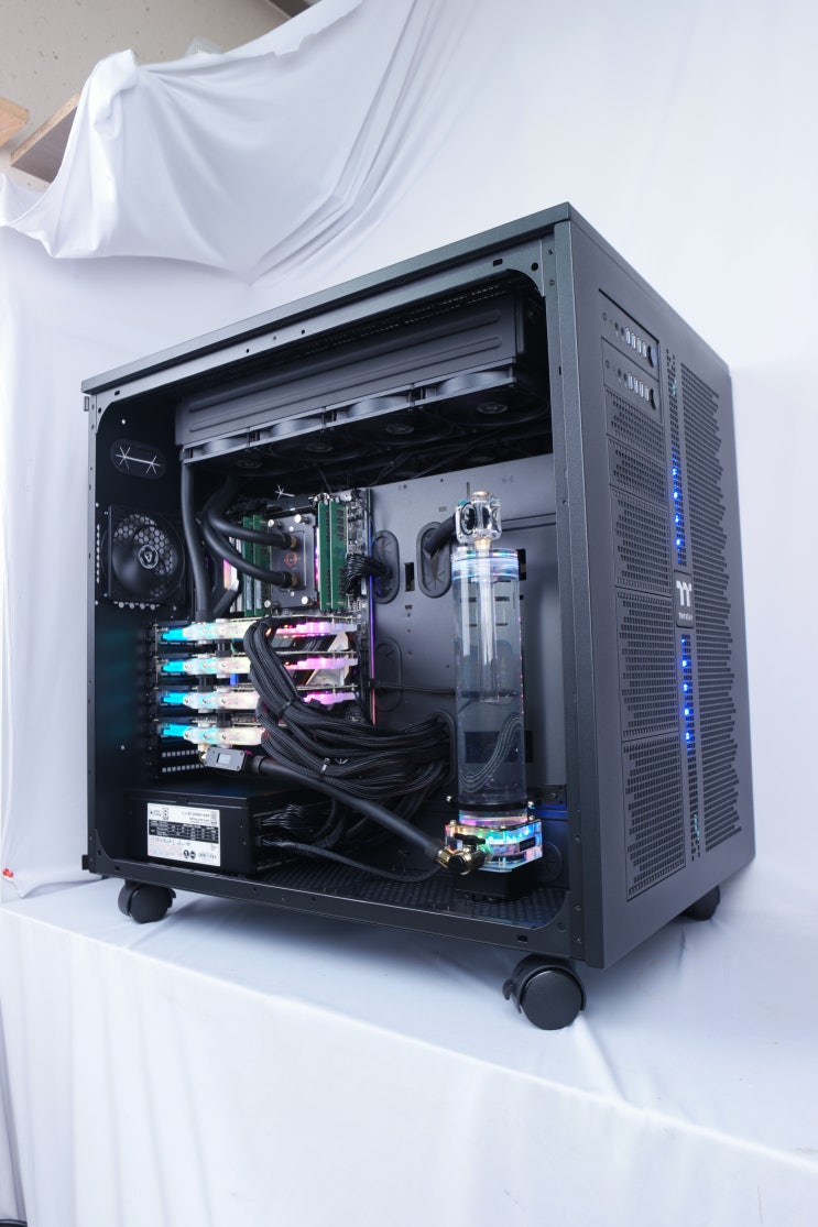 엄청나게 큰 DEEP LEARNING WORKSTATION 4개의 RTX2080 Ti 와 32코어 CPU 스레드리퍼 2990WX ...