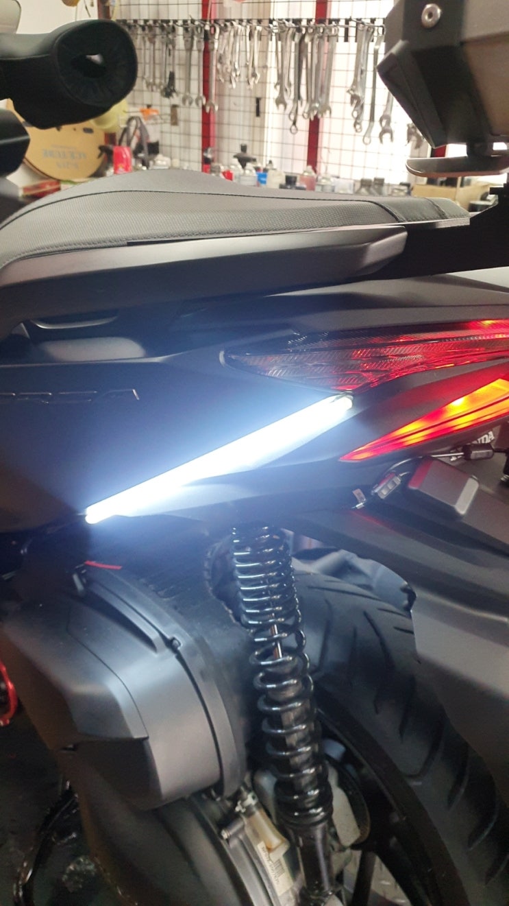 뉴포르자300 Led튜닝 2way 면발광led 장착방법 신대방 혼다전문점 매직모터스 포르자 신차 부품 튜닝 정비 사고처리전문점