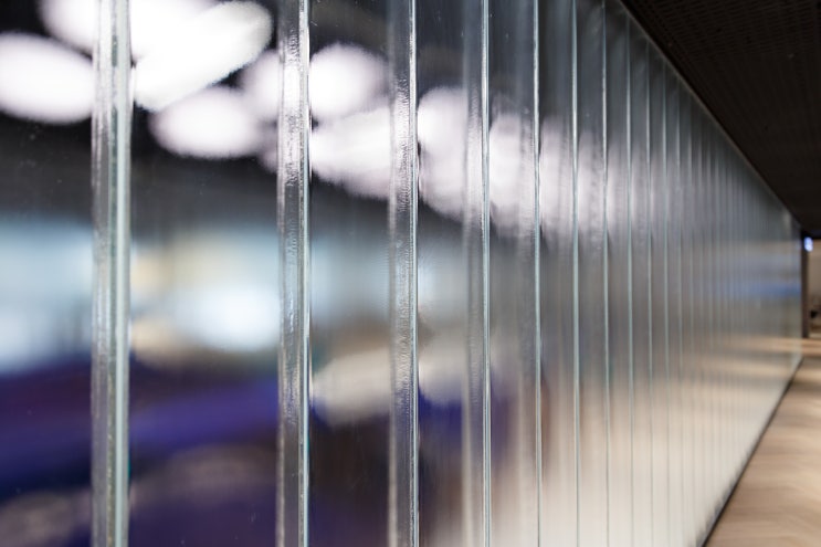 유글라스 ( Uglass ) 인테리어 시공 사례 - 한티역 강남 롯데백화점 더 콘란샵 코리아 THE CONRAN SHOP 내벽에 ...