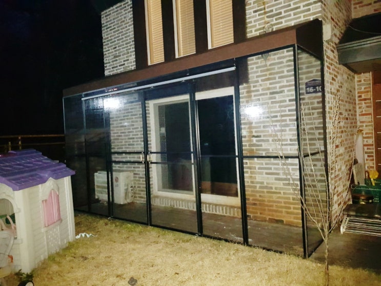 동두천 주택 외풍을 막아줄 고정식 어닝과 방풍막을 시공하고 2층 테라스에도 비닐 바람막이 천막 시공하였습니다 네이버 블로그