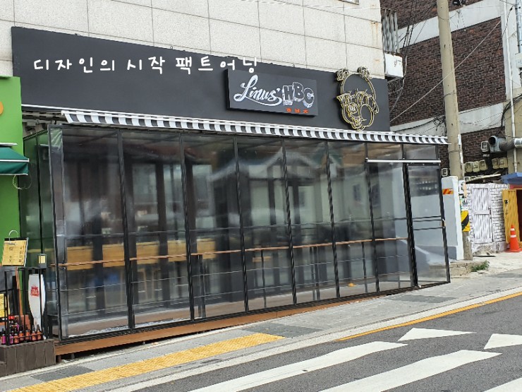 용산구 이태원동 오픈준비중인 가게 앞 테라스에 접이식 수동어닝과 바람막이 방풍천막 조립식 비닐천막 설치로 추운 겨울나기