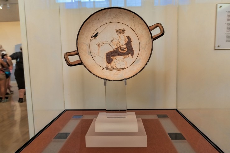 아폴론의 헌주(獻酒)가 그려진 킬릭스(kylix), Archaeological Museum of Delphi : 네이버 블로그