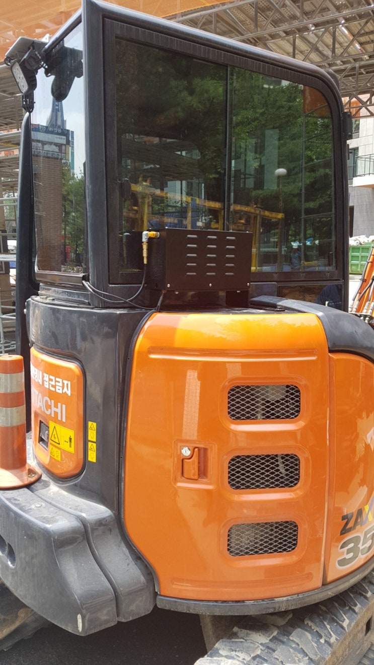 히다치 미니굴삭기 3톤(ZAXIS 30U/35U) 캐빈형 다우씨엘 컴프레서 장착 모습 : 네이버 블로그