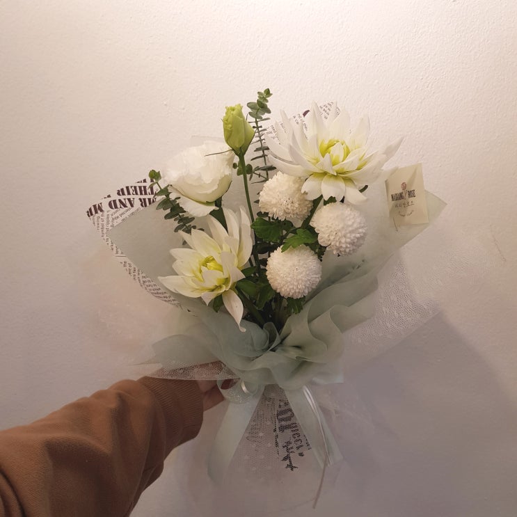 Mariangrose 여자친구 화이트톤 귀여운 미니 꽃다발 여자친구 선물 1주년 기념일선물 연남동꽃집 홍대꽃집