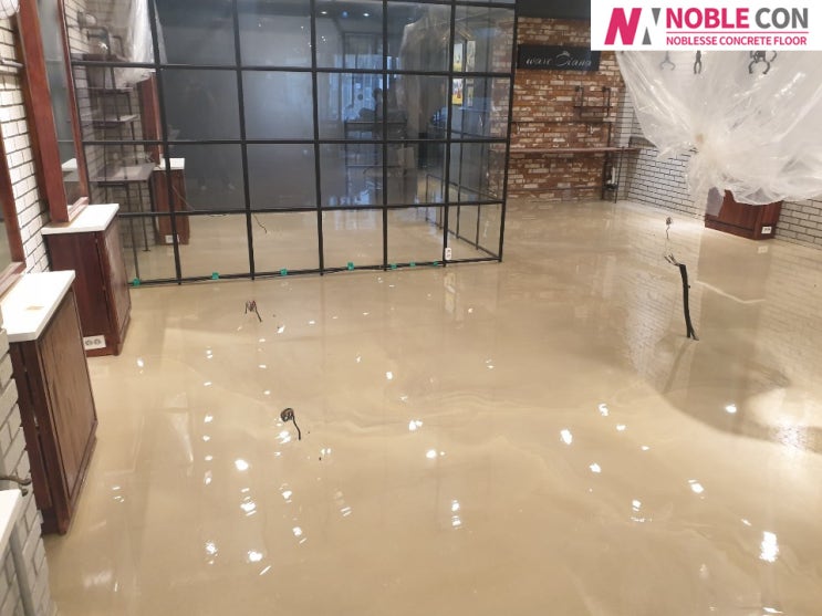 강남 역삼동 에폭시라이닝 40평 미용실바닥인테리어 자동수평몰탈 셀프레벨링 고급스러운 에폭시재시공 바닥리모델링 현장 노블콘