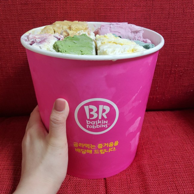 2256수정 배스킨라빈스 제일 큰 사이즈 거의 2kg 그랜드vs하프갤런이랑 비교ㅋㅋ 해피오더 픽업하면 할인 카톡선물하기