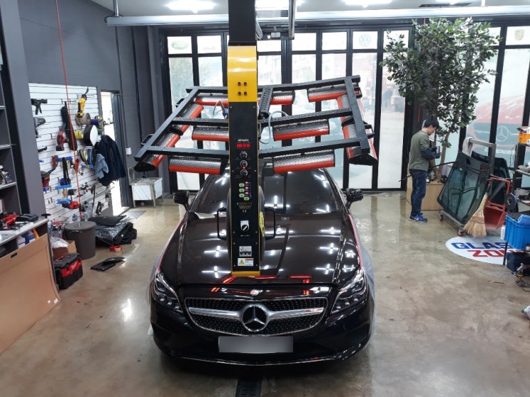 벤츠 Cls 350d 앞유리교체 후기 운전중 자동차유리 돌빵 깨짐으로 인해 Cls63amg 전면유리교환비용 및 후진자동비상