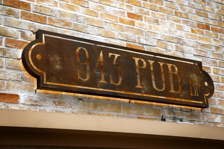 [943PUB] PUB / 홍대앞 / 부식 갈바 후광 채널, 알루미늄 주물 벽부등 / by 바른간판 : 네이버 블로그