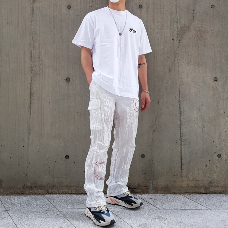 데일리룩 No94 데이비드 보이 흰색 반팔 티셔츠 코디 유니크한 링클 팬츠 아디다스 이지부스트700 웨이브러너를