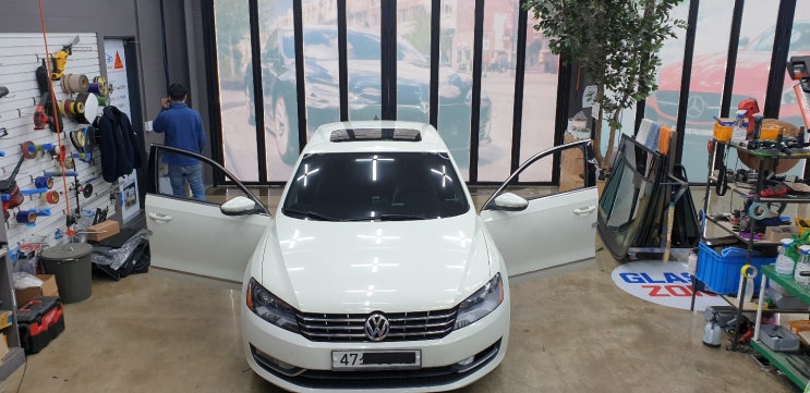 폭스바겐 파사트 앞유리교체 후기 운전중 차앞유리금 돌빵 깨진으로 인한 Volkswagen 제타 전면유리교환 비용 및 비품유리