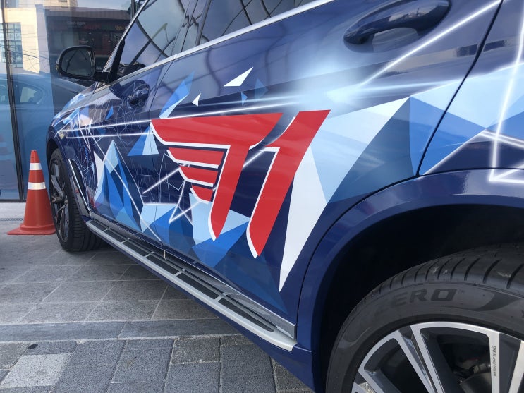 T1신사옥 앞 BMW 두둥등장! (X7 , 7시리즈) / T1BMW : 네이버 블로그