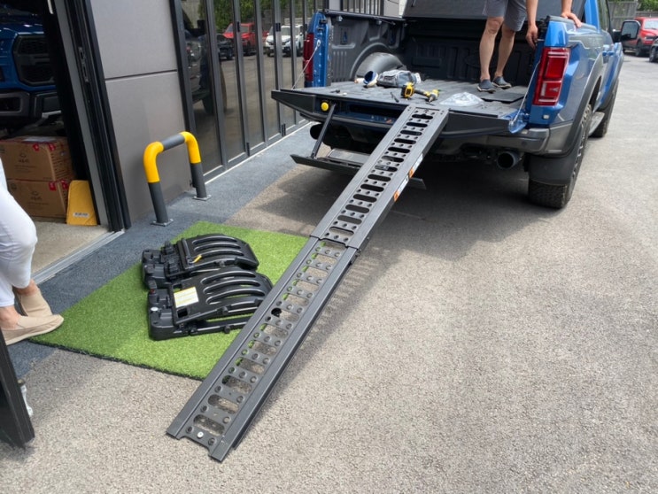 픽업트럭 사다리 장착 포드F150 로딩램프 수입 장착 JW모터스 (F150 LOADING RAMPS) : 네이버 블로그
