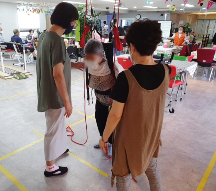 김포주간보호센터 헬스원 데이케어 낙상방지수트와 고정형 슬링으로 안전한 보행훈련 네이버 블로그