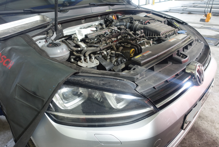 20tdi 디젤엔진인 폭스바겐 골프 7세대 타이밍벨트 교환으로 교체 시기가 조금 지난 정비에 벨트 상태와 정비 절차 모습을 볼