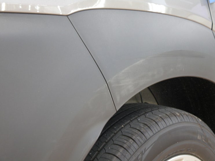 무광 플라스틱 범퍼 가니쉬 복원 차 긁힘 스크래치로 자동차 흠집제거를 위해 입고된 코나안양자동차외형복원의왕자동차기스제거군포자동차수리산본차량복원평촌범퍼복원과천