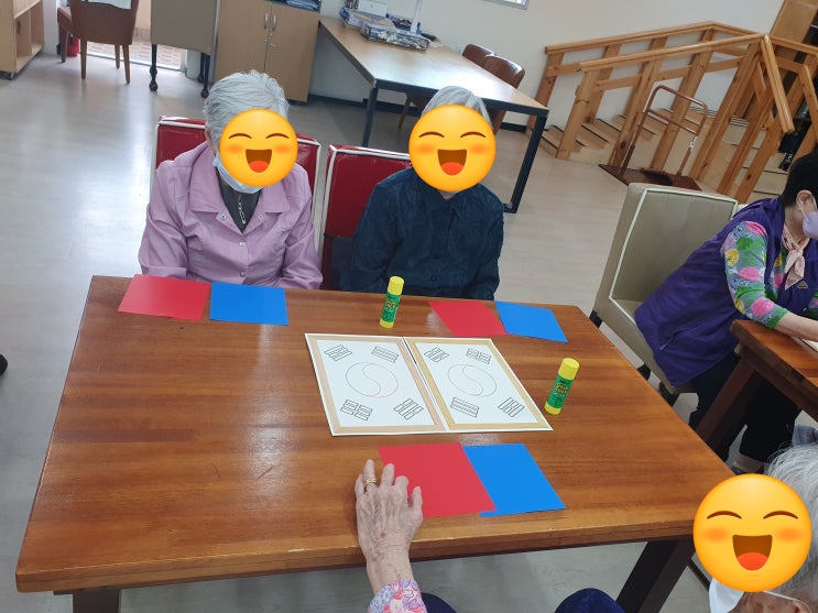 대구주간보호센터 화목한재활주간보호센터의 인지 기능 향상 위한 태극기 만들기 프로그램 남산동주간보호센터 두류동주간보호