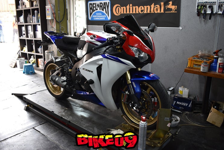 혼다 Cbr1000rr 오토바이 기어 인디케이터 장착 Usb충전기 장착 메첼러 Z8 리어타이어 교체 장착 프로모션 대구