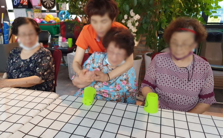 김포주간보호센터 헬스원 데이케어 플라스틱 컵 세우기 네이버 블로그