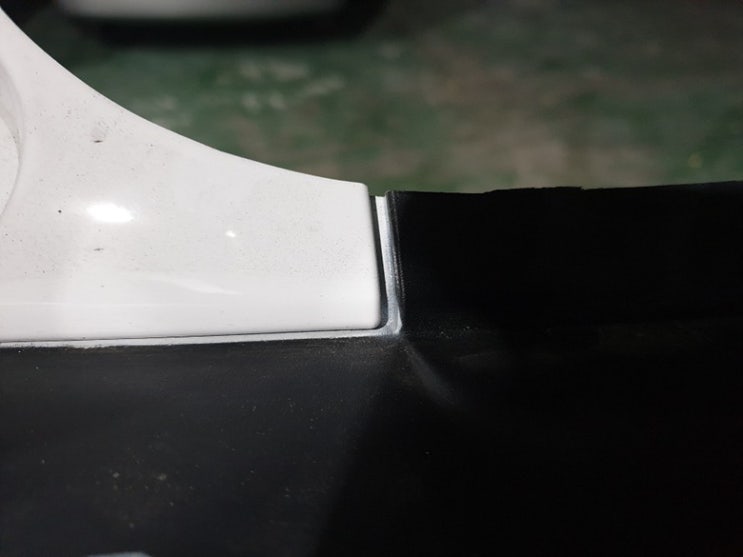 무광 플라스틱 복원 자동차 외형복원 업체에서 작업했는데 재작업을 위해 입고된 레인지 로버 이보크안양자동차수리의왕자동차기스제거군포차량수리산본자동차흠집제거평촌수입차수리