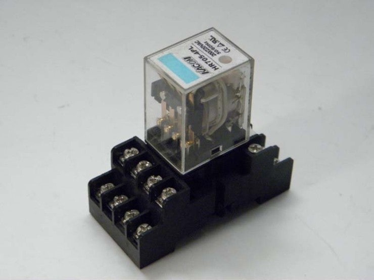 릴레이와 소켓 KACON 220V 4회로 2접점 KMY4 5JKW(HR705-4PL) 판매합니다. : 네이버 블로그