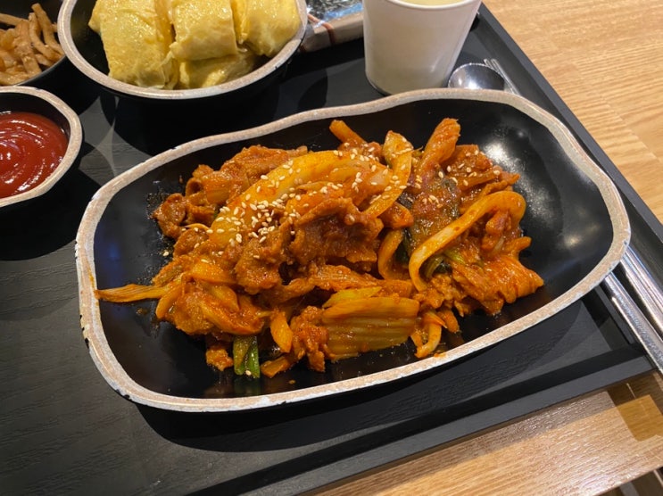 「한옥집 김치찜」 제육볶음 달걀 정식 인천공항 제2여객터미널 푸드코트 한식미담길 상주직원 추천 메뉴 네이버 블로그