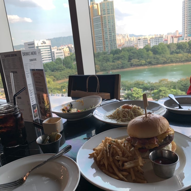 서울 롯데월드몰 맛집 뷰 좋은 수제버거 파스타 맛집공연보며 식사하기롯데월드몰 양식 맛집 네이버 블로그