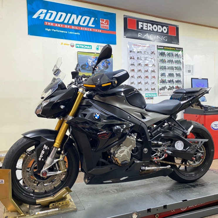 Bmw S1000r 피렐리 디아블로 로쏘코르사2 리어타이어 페로도 앞 메탈패드 뒤 카본패드 교환작업 입니다 대구